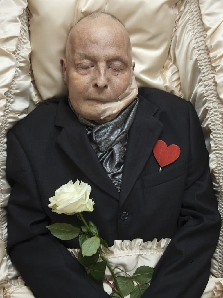 Elle redonne vie à la photographie funéraire - Happy End